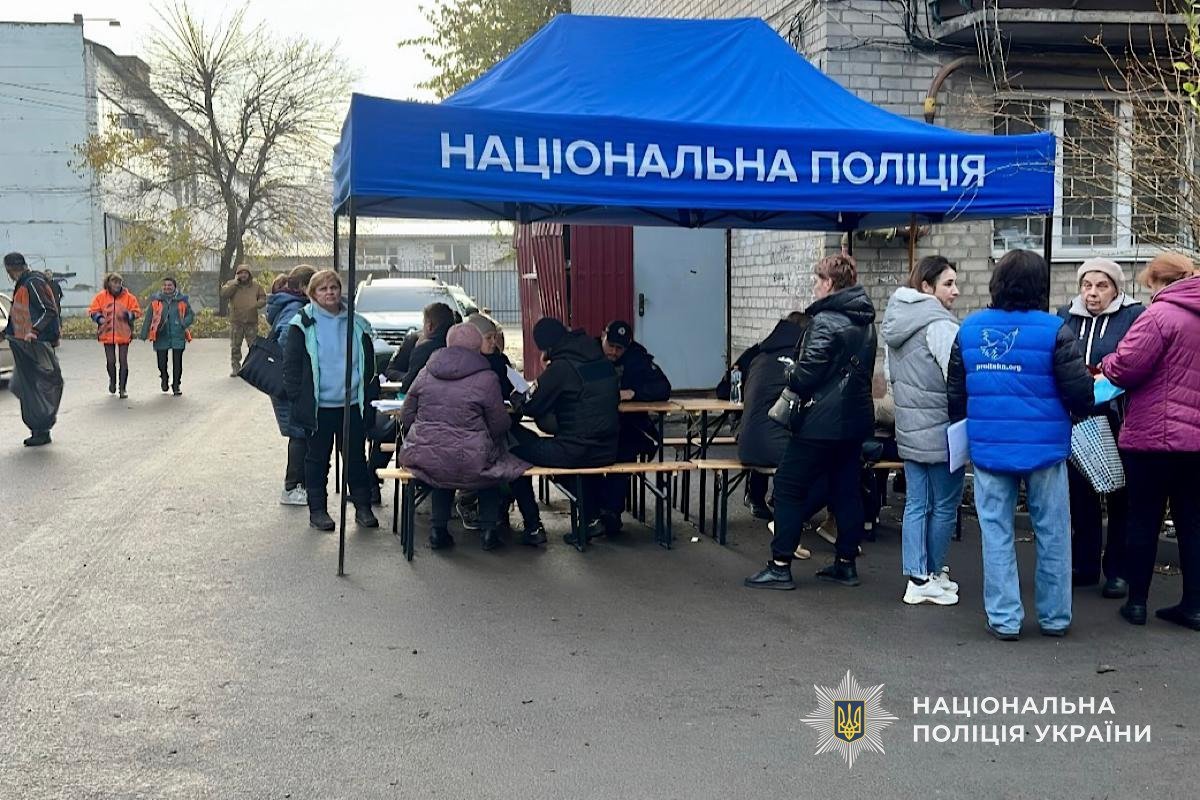 Нічна атака на Дніпро: як допомагають потерпілим та фіксують наслідки удару. Читайте на UKR.NET